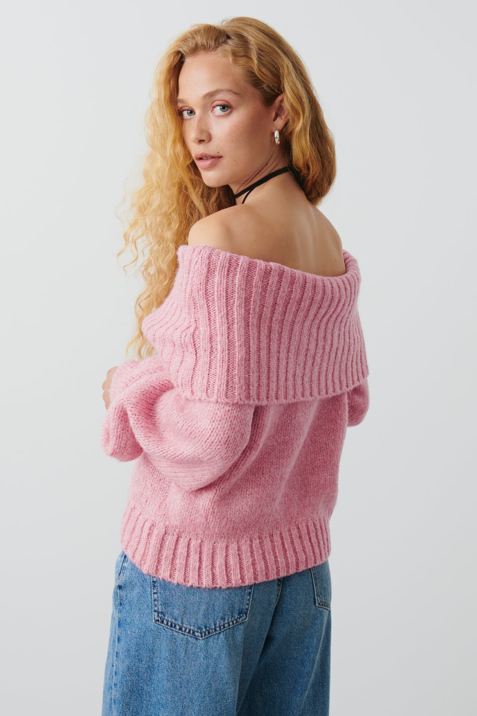 Off shoulder peysa – ginatricot.is